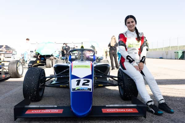 16 歲美少女堅持賽車夢 立志成澳洲首位F1女車手 | SBS Chinese