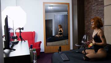 In the wake of Andrew Tate's arrest, Romanian cam girls speak out | SBS Dateline