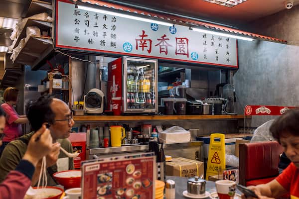 A deep dive into Hong Kong’s cha chaan teng drinks | SBS Food
