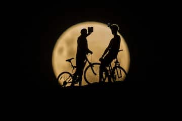 A rare super blue moon is rising. Here's how to watch it across ...