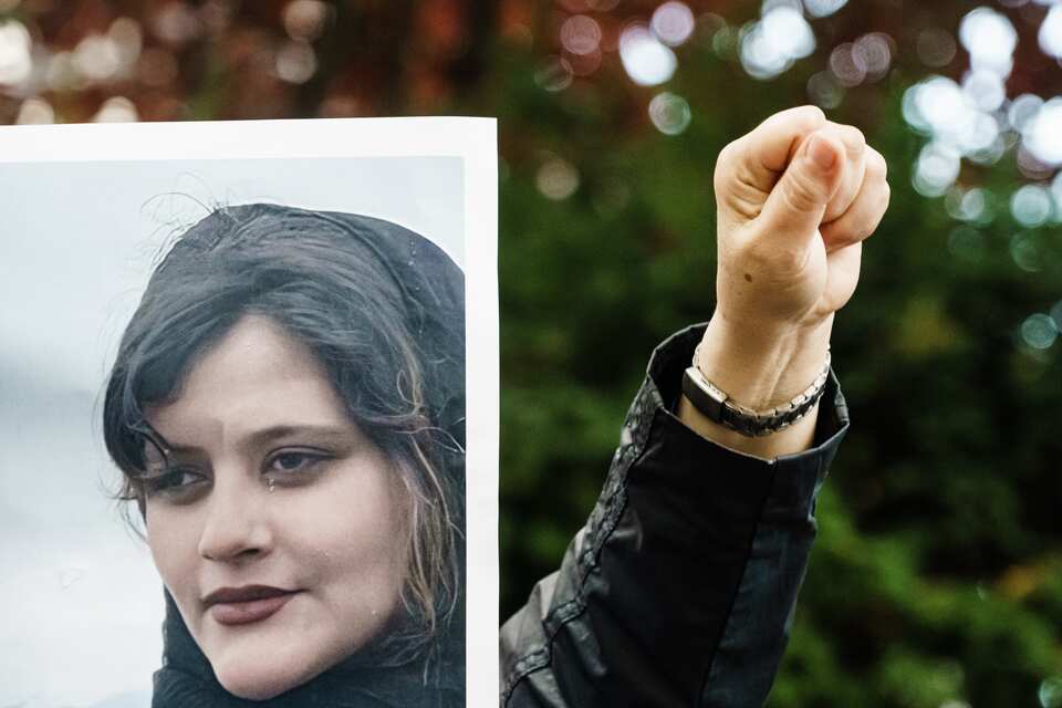Hijab burning: This is how Iranian women are protesting the death of ...