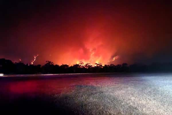 Grampians bushfire: Hundreds of firefighters battling to contain blaze ...