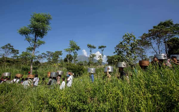'Getting closer to loved ones': Why Indonesian Muslims visit cemeteries ...