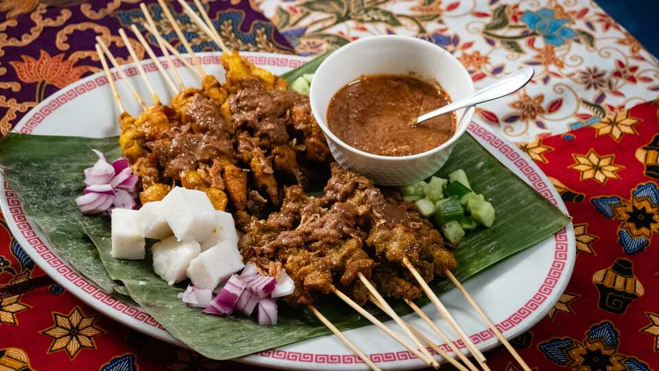 Fire up the grill for these 11 succulent chicken satay recipes | SBS Food