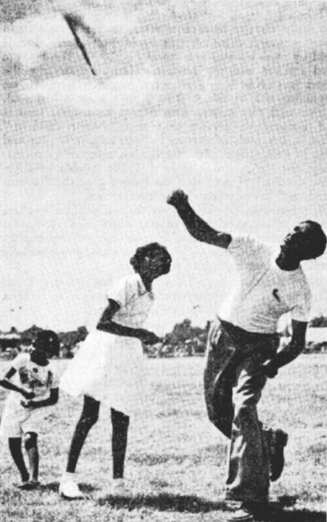 This Wallangang man helped make the boomerang world famous | SBS NITV