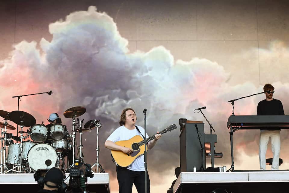 Lewis Capaldi says he may not perform for the rest of the year | SBS News