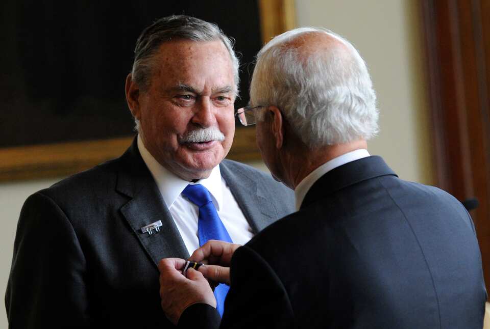 Ron Barassi: AFL great dies aged 87 | SBS News