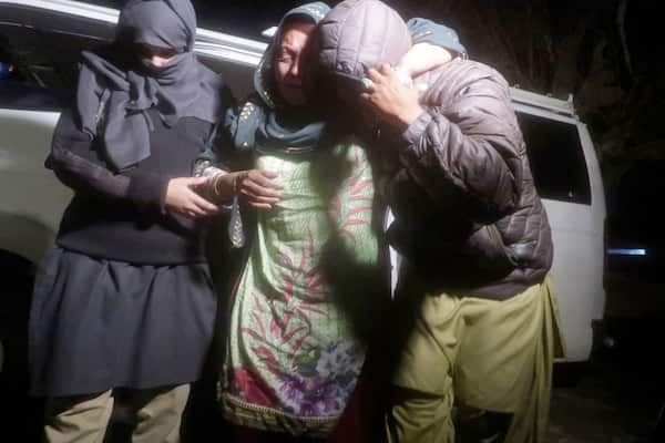 Pakistan train hijacking: Hostage rescue complicated by suicide bombers ...