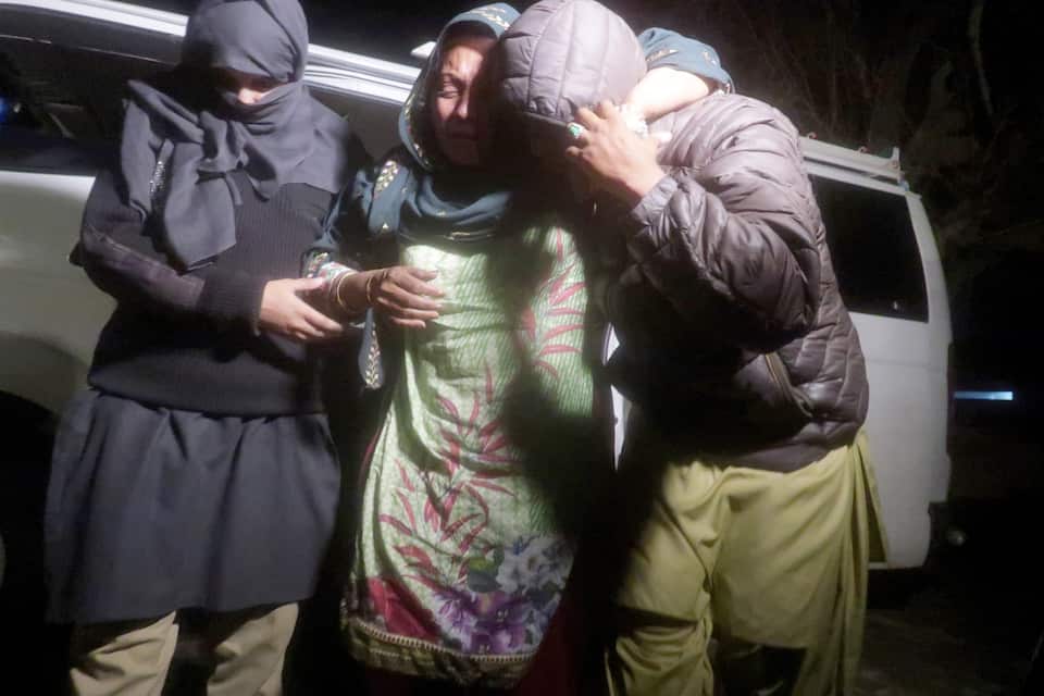 Pakistan train hijacking: Hostage rescue complicated by suicide bombers ...