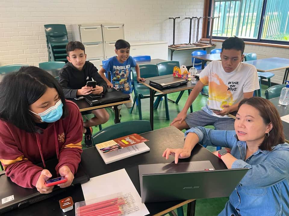 Learn Filipino: #1 Asking someone 'How are you?' | SBS Filipino