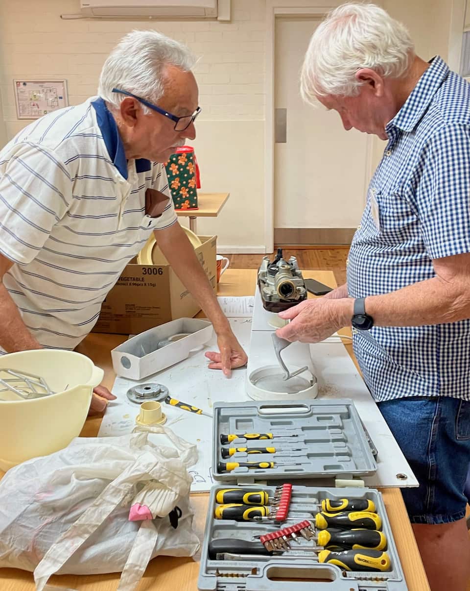 Repair cafes tackle Australia's growing electronic waste crisis | SBS ...