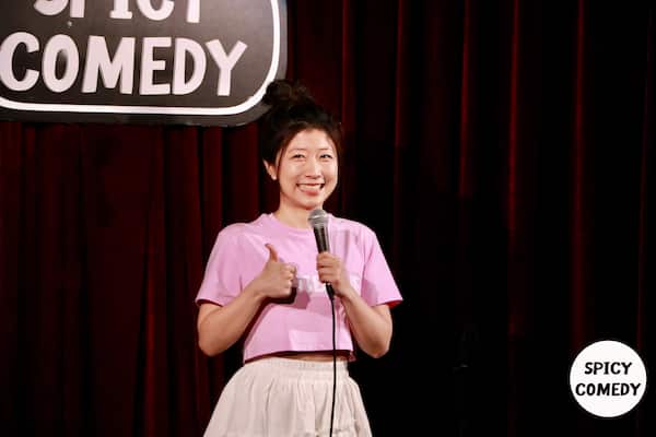 幽默的艺术：深度对话中国脱口秀演员Norah Yang和门腔 | SBS Chinese