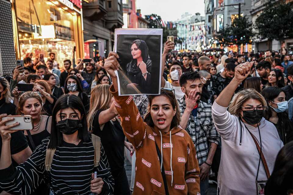 Hijab burning: This is how Iranian women are protesting the death of ...
