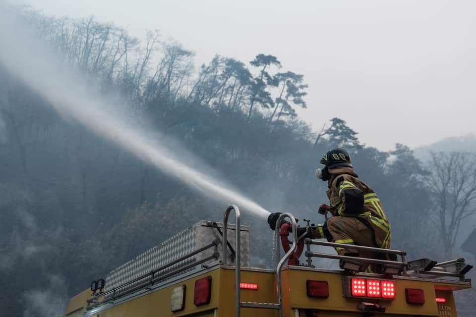 'Largest on record' South Korean wildfires claim over 25 lives | SBS News