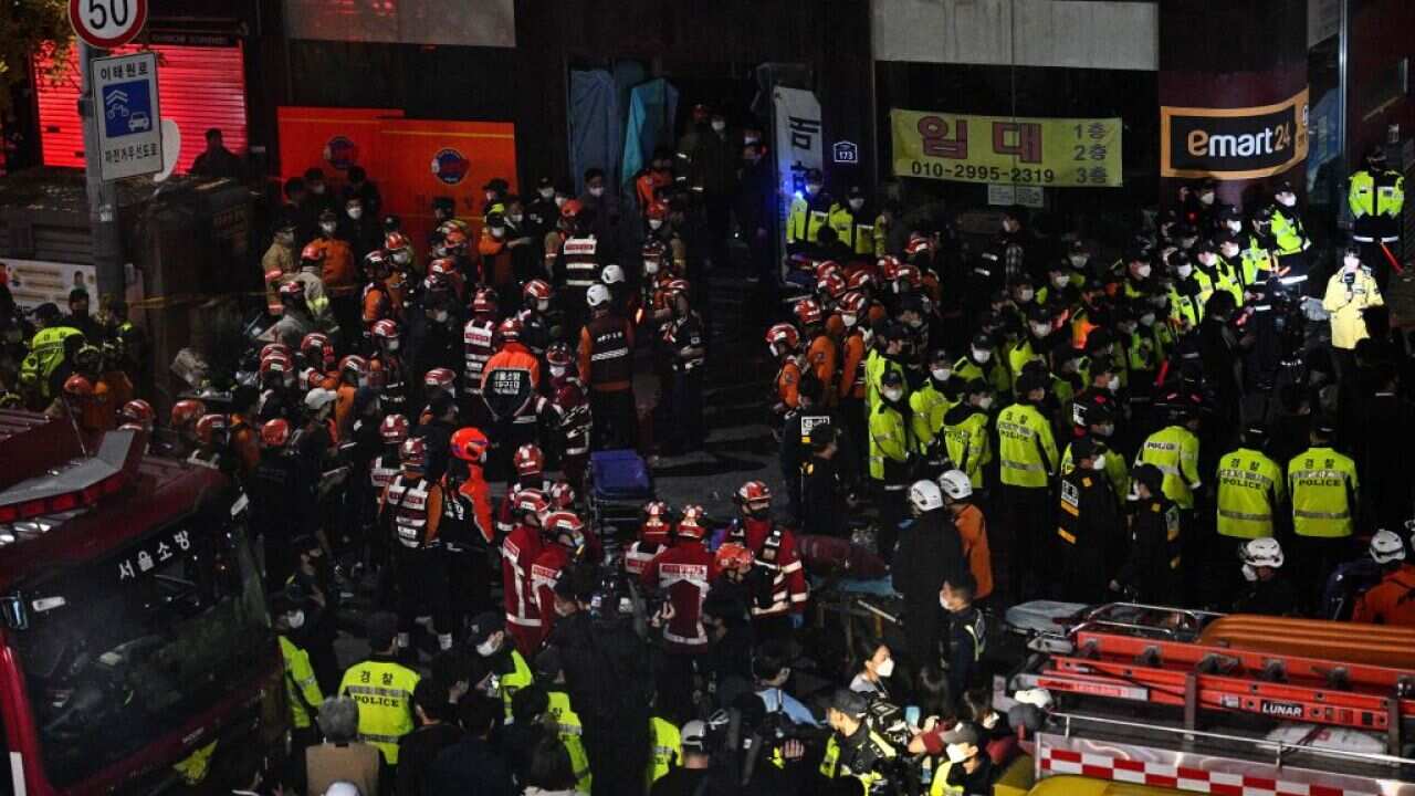 韩国首尔发生万圣节踩踏事件 至少146人丧生 | SBS Chinese 韩国首尔发生万圣节踩踏事件 至少146人丧生 | SBS Chinese