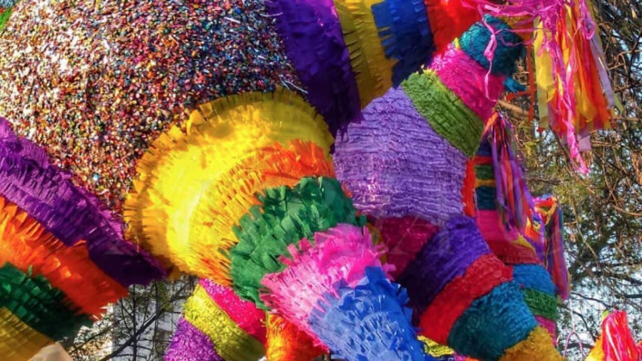 Las piñatas, las posadas y la cena de Navidad | SBS Spanish