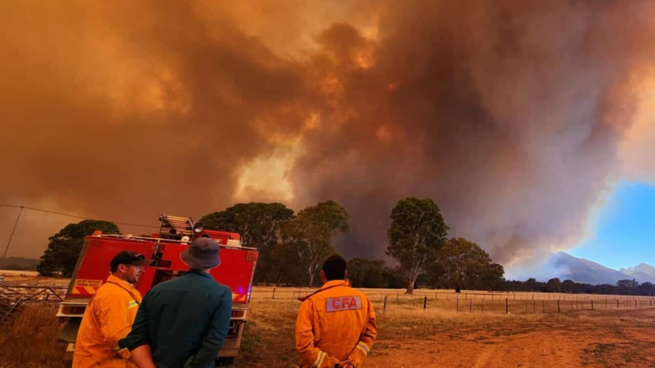 Grampians bushfire: Hundreds of firefighters battling to contain blaze ...