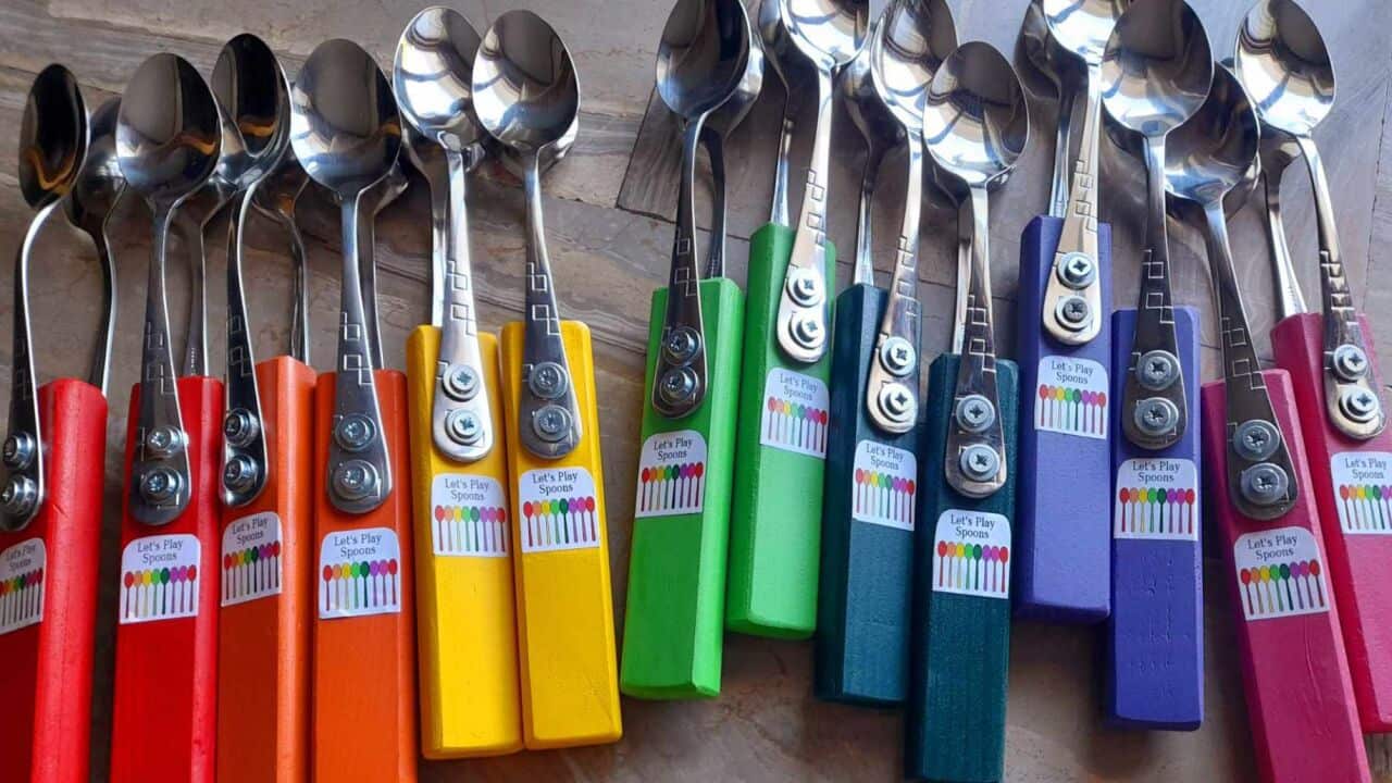 Διδασκαλία μουσικής με «χρωματιστά κουτάλια» | SBS Greek
