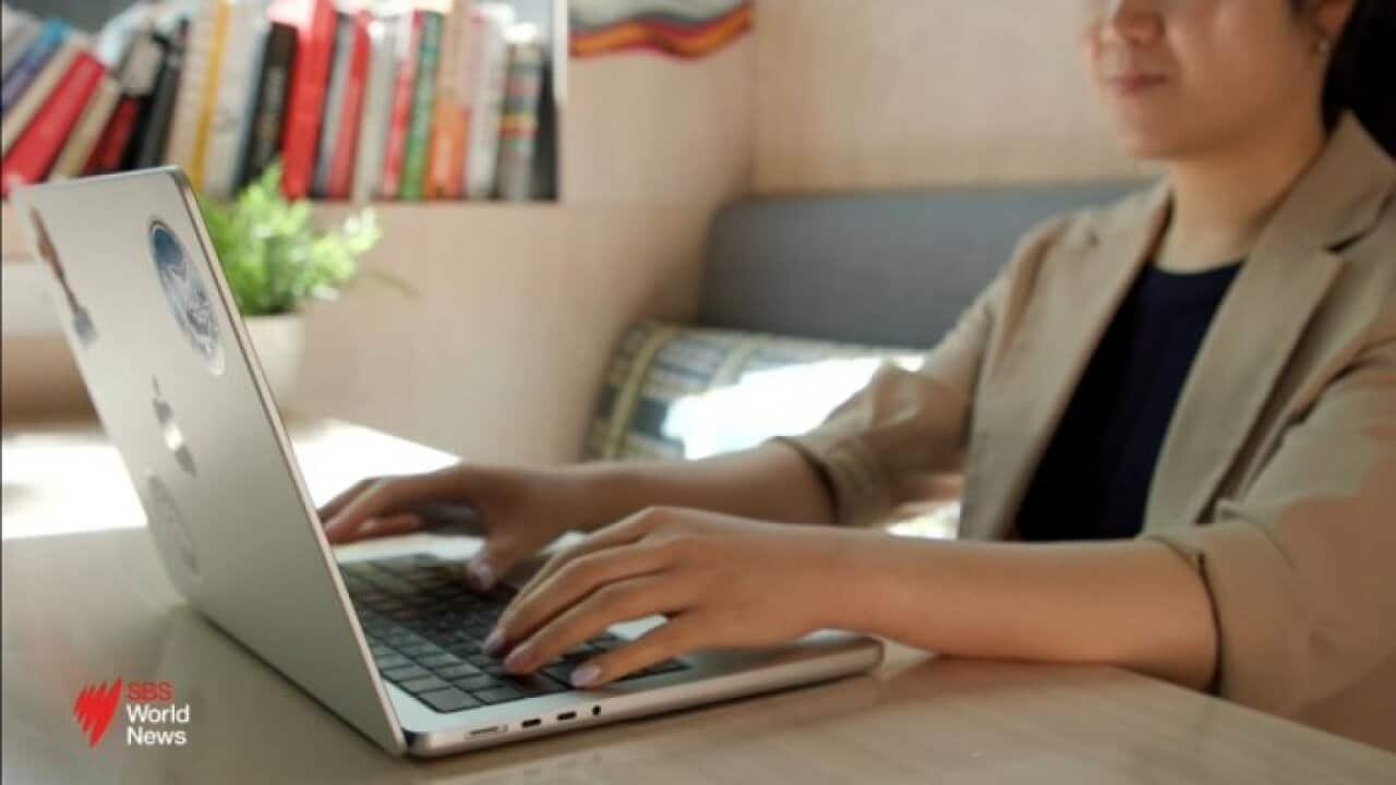 New law allows small business workers to disconnect from work after hours I SBS NEWS | SBS News