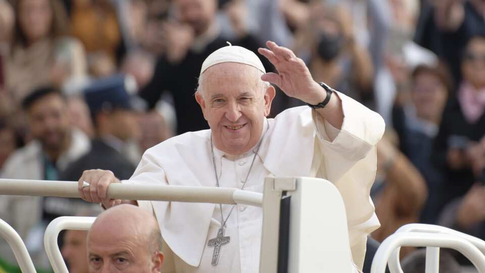 Can Catholic priests marry? Pope Francis says priest celibacy 'can be ...