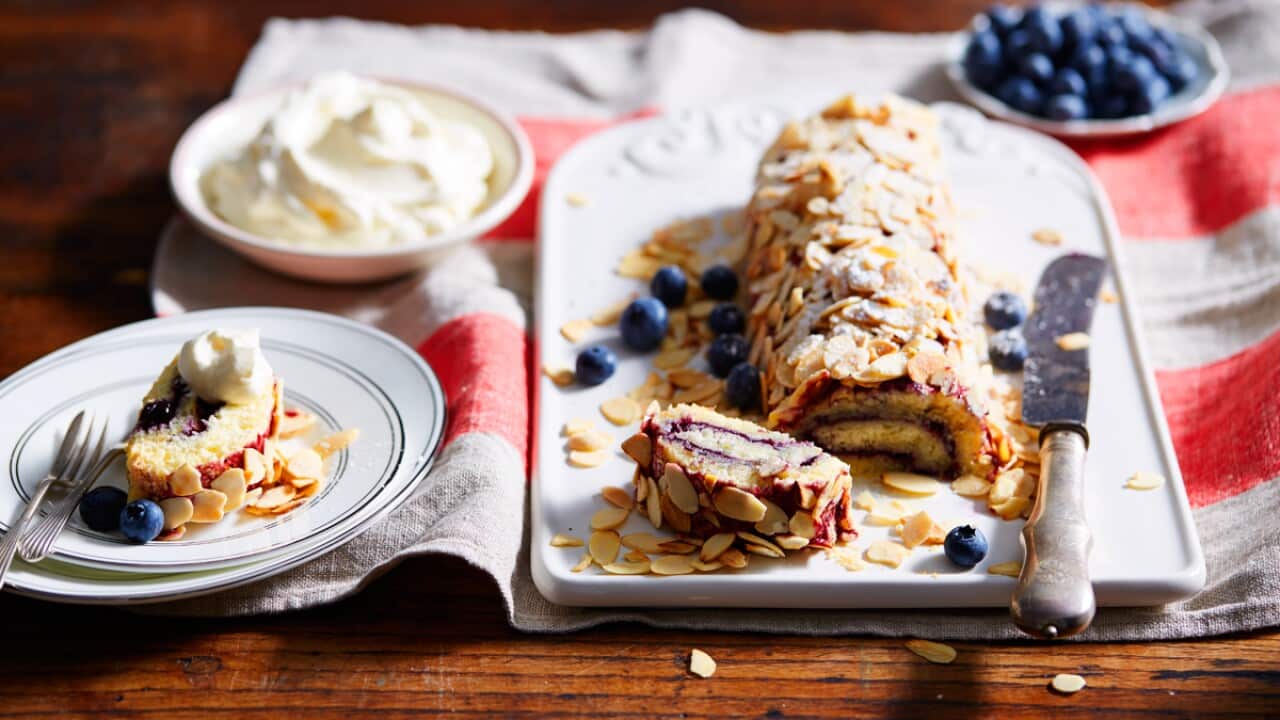 Rolled Savoy sponge with blueberries (biscuit de Savoie roulé aux ...