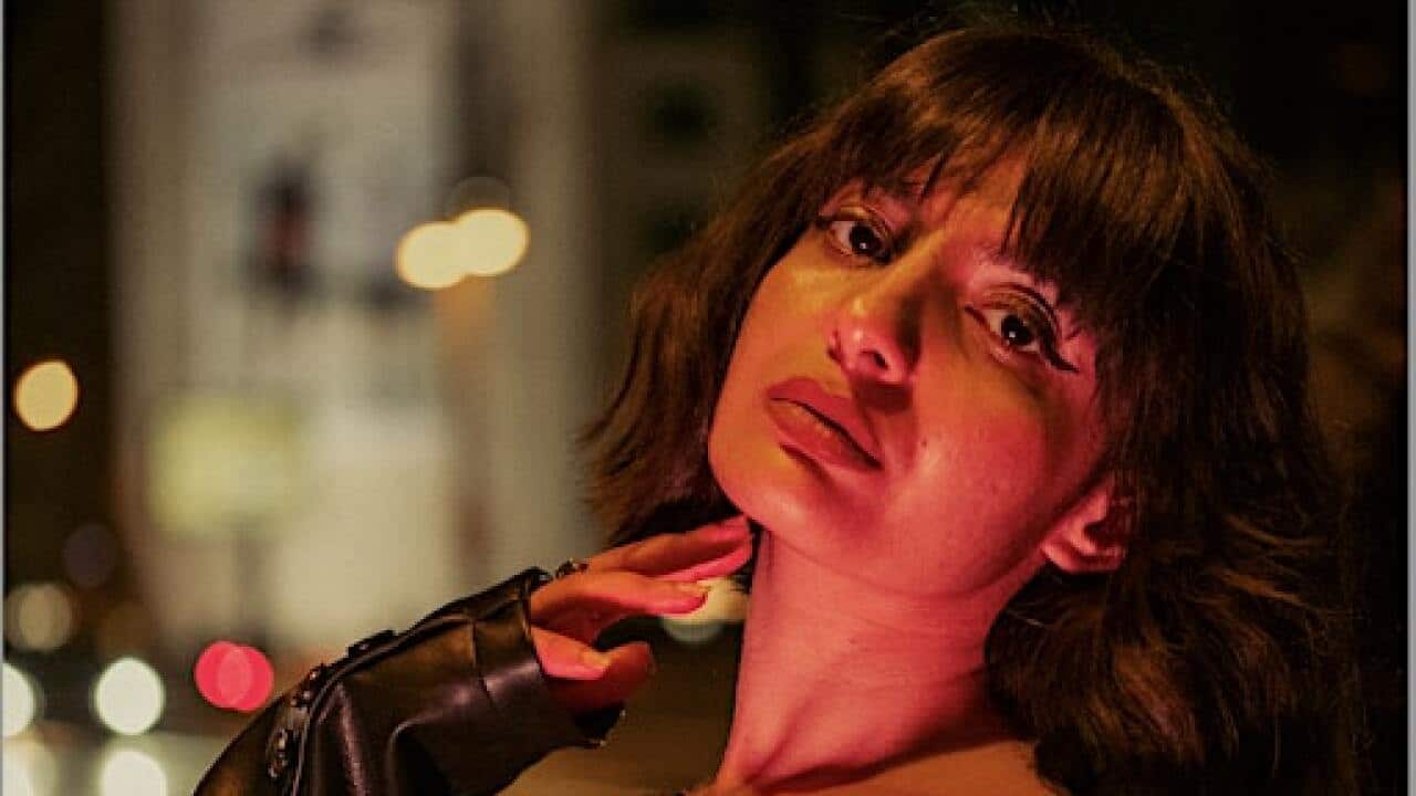 Comedian Gauri B fearlessly tackling 'taboo' with expertise | SBS Hindi