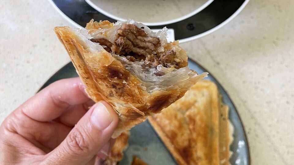 How to make sausage roll jaffles | SBS Food