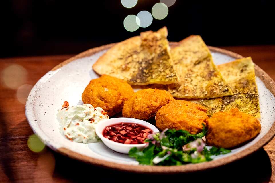 Meet the Iranian refugee who cooks to give others a chance to heal ...