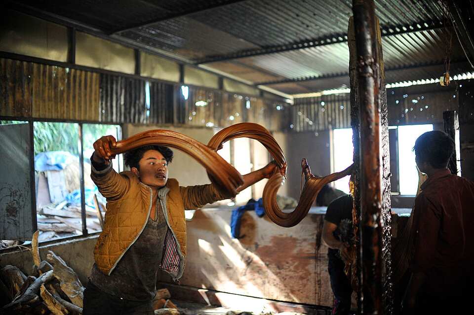Watching the Nepali candy 'chaku' being made is utterly hypnotic | SBS Food