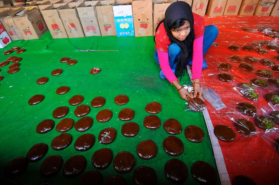 Watching the Nepali candy 'chaku' being made is utterly hypnotic | SBS Food