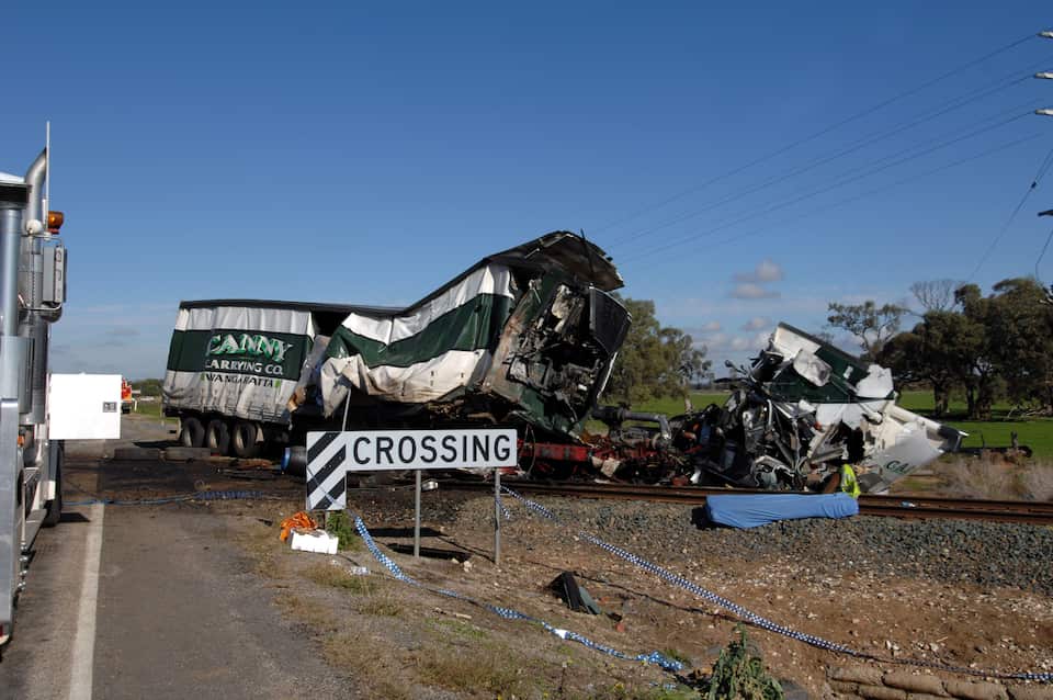 Tributes for Kerang crash victims 10 years on | SBS News
