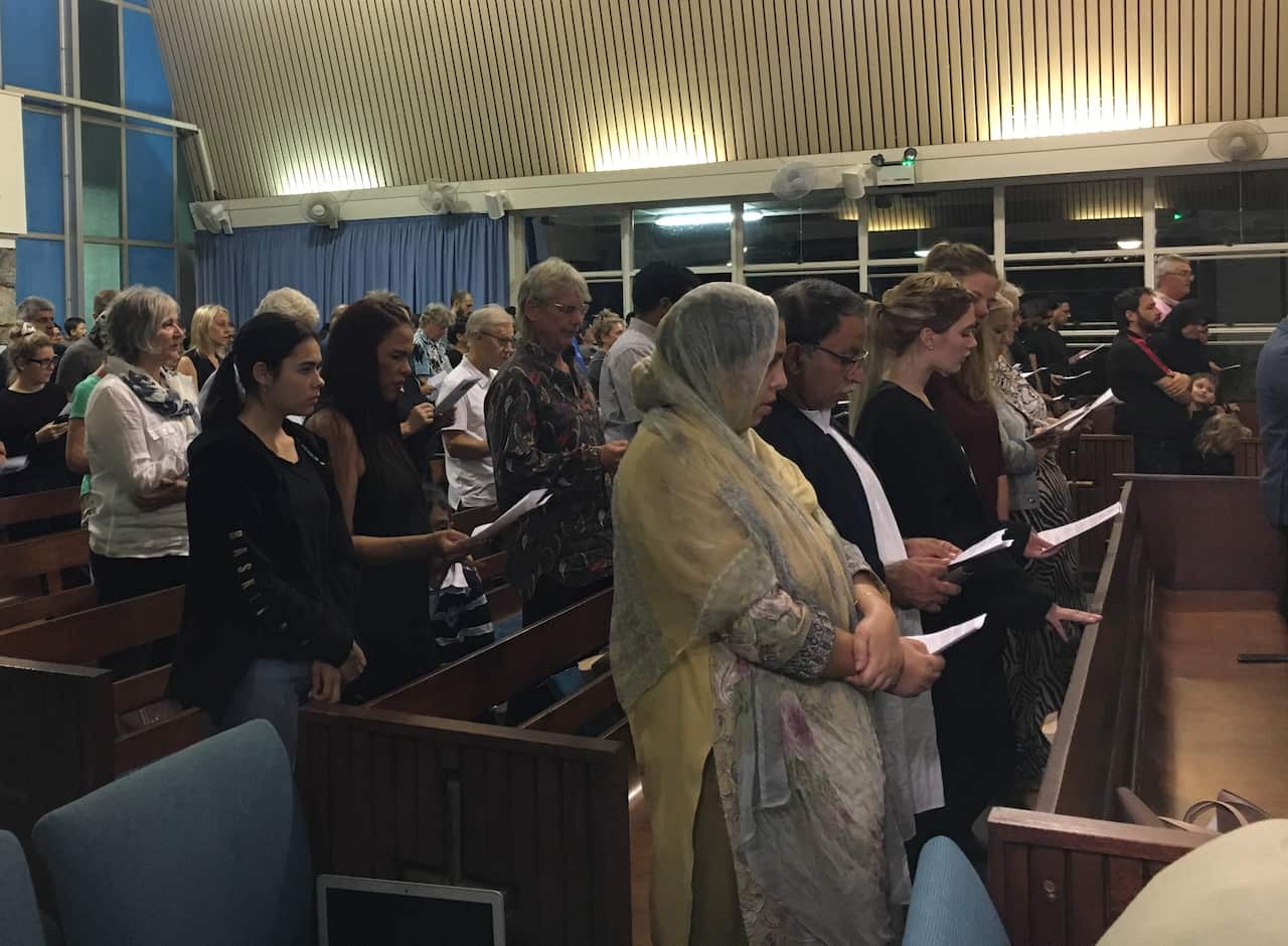 Grieving Darwin 'stands together' at multi-faith vigil | SBS News