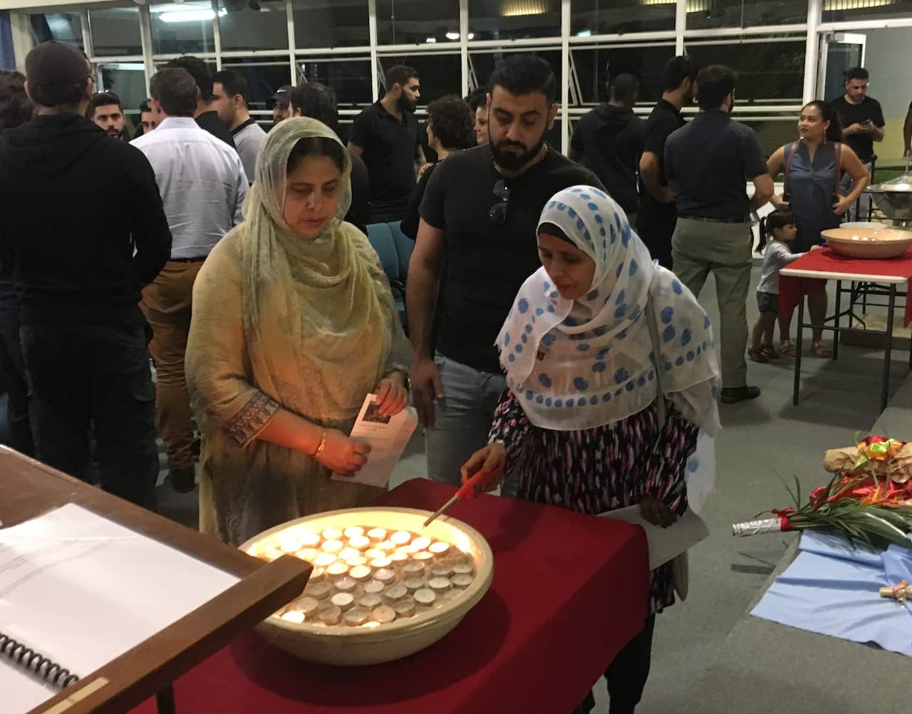 Grieving Darwin 'stands together' at multi-faith vigil | SBS News