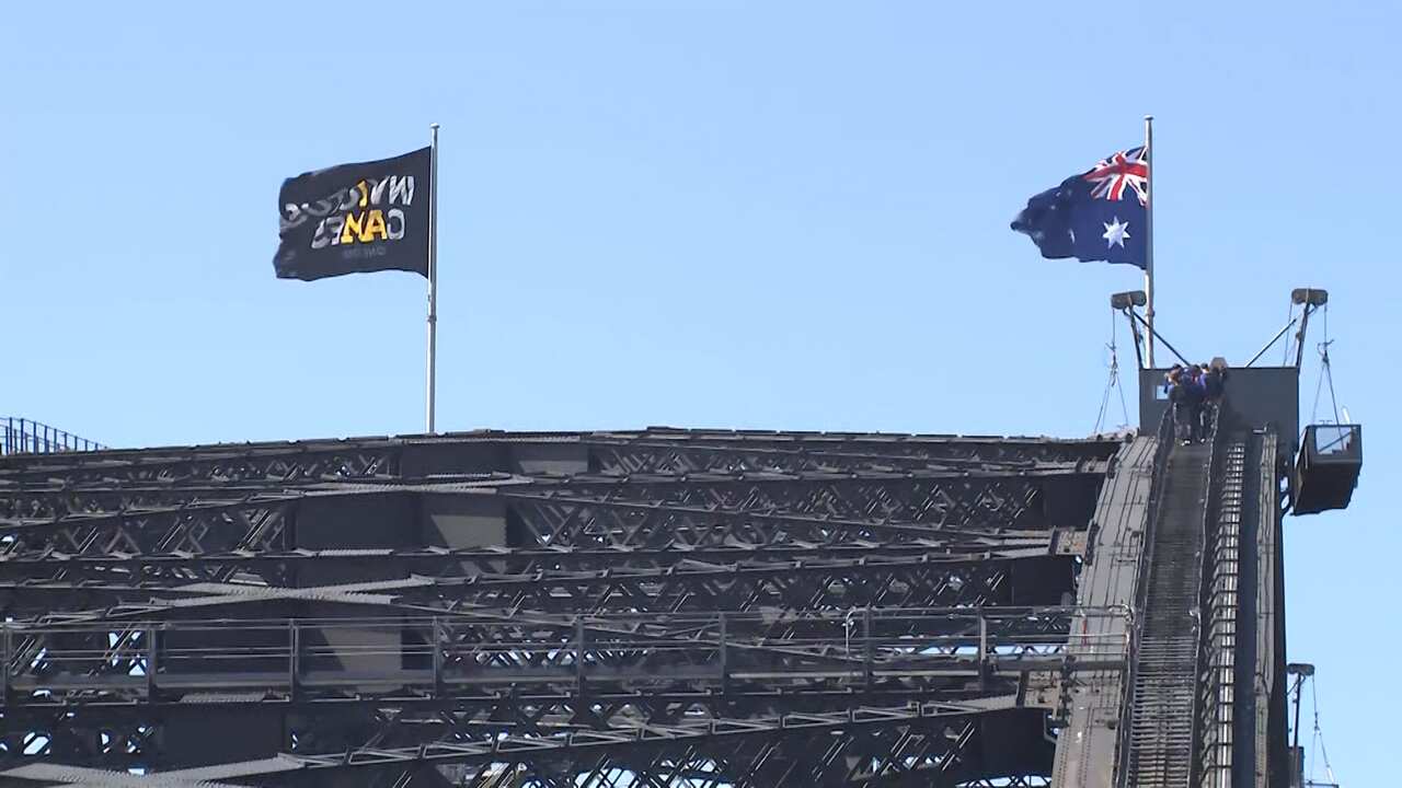 Prince Harry raises Invictus Games flag over Sydney | SBS News