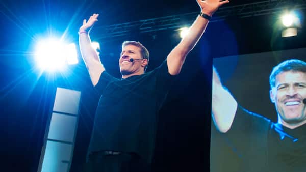 Self-help guru Tony Robbins slammed for saying women exploit #MeToo ...