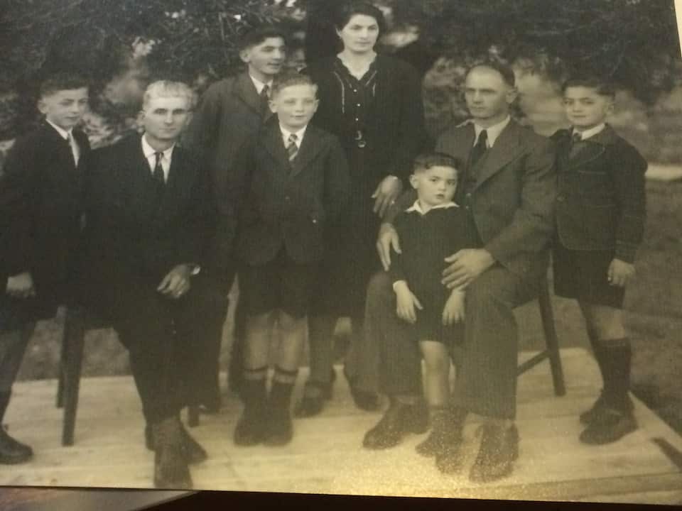 Australian historian transforms living room into war museum | SBS News