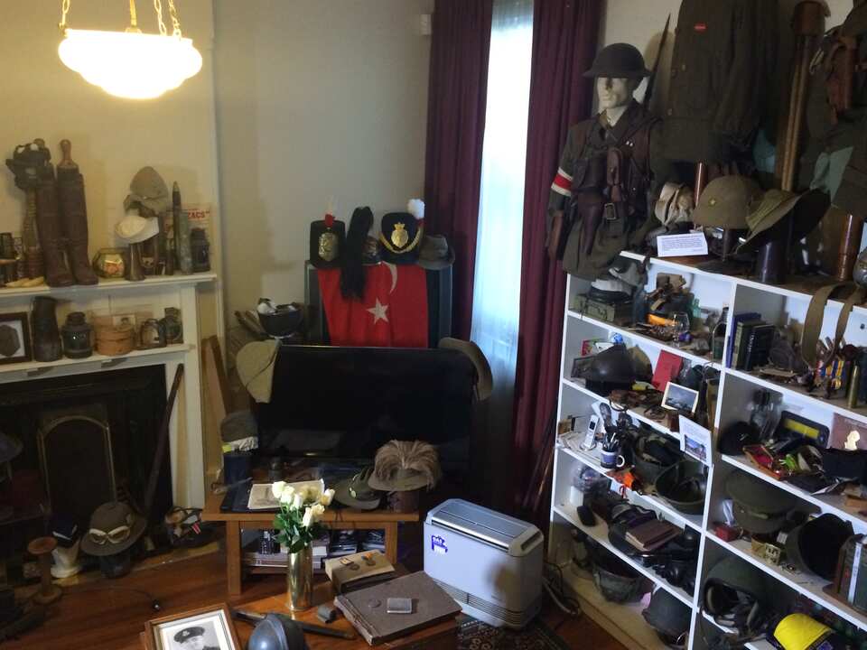 Australian historian transforms living room into war museum | SBS News
