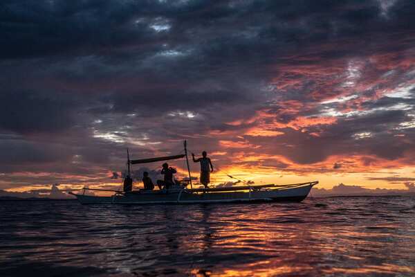 Dynamite fishing decimates entire ocean food chains in the Philippines ...
