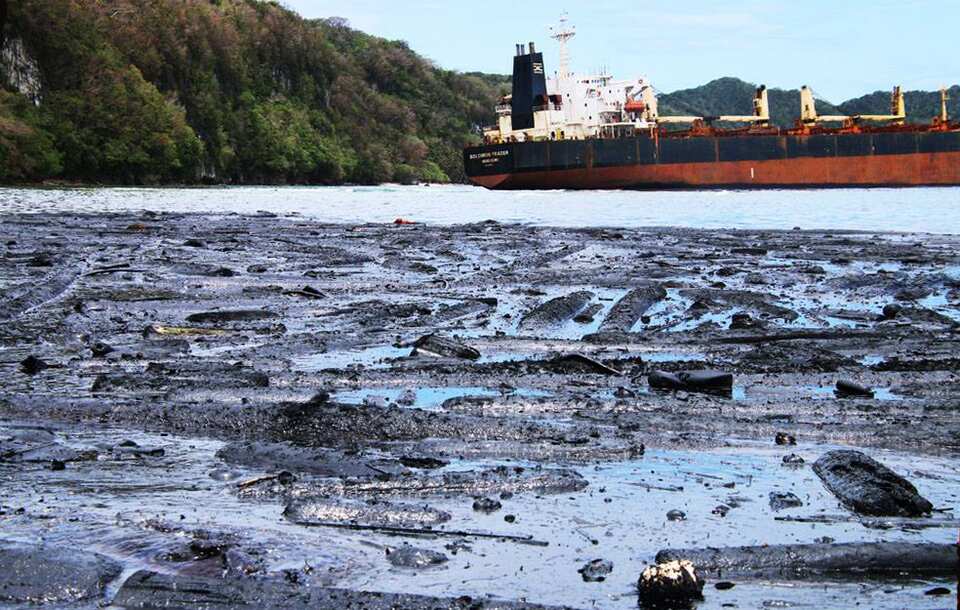 Second time unlucky for Solomon Islands oil spill bulk carrier | SBS News