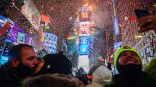 Auld Lang Syne: The history of the traditional New Year's song | SBS News