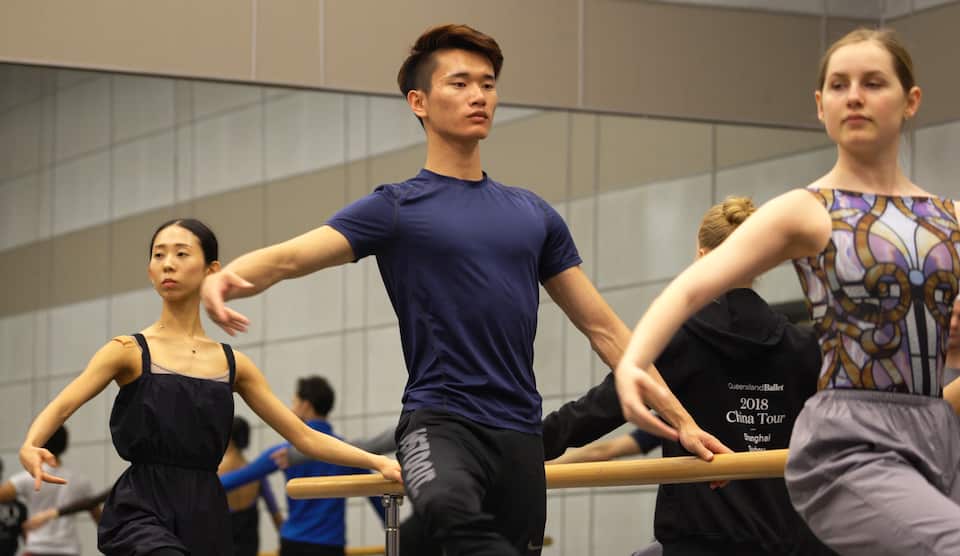 Mao's last dancer returns to China, 37 years after defecting | SBS News