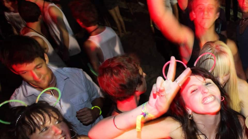 What is Schoolies? | SBS English