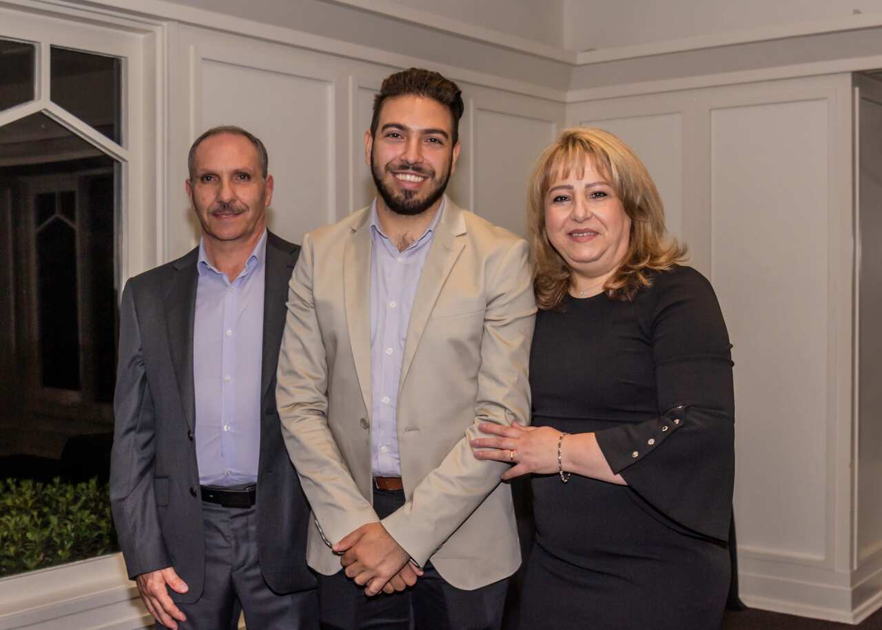 شابان عربيان يرويان قصصا طريفة مع أسطورة الكركيت الأسترالي الراحل شاين ...