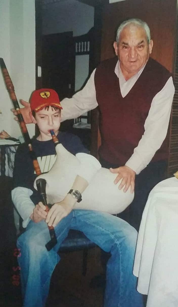 There's nothing Scottish about this bagpiper | SBS Macedonian