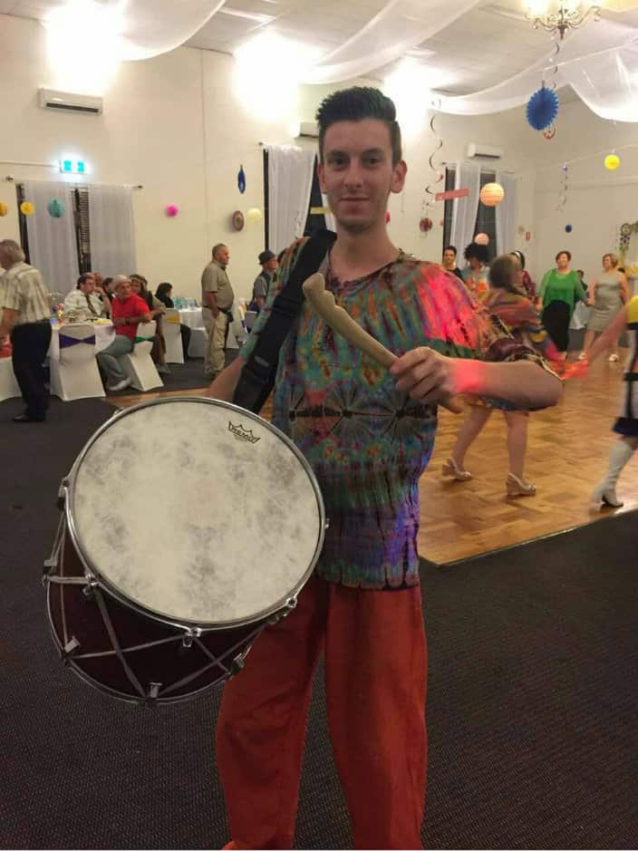 There's nothing Scottish about this bagpiper | SBS Macedonian