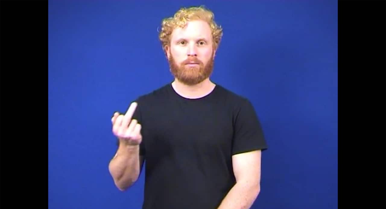 州長交代疫情手譯員在旁豎中指 究竟何解？ | SBS Chinese