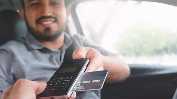 Should we leave a tip? Australia's tipping culture explained | SBS English