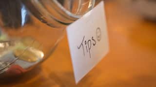 Should we leave a tip? Australia's tipping culture explained | SBS English
