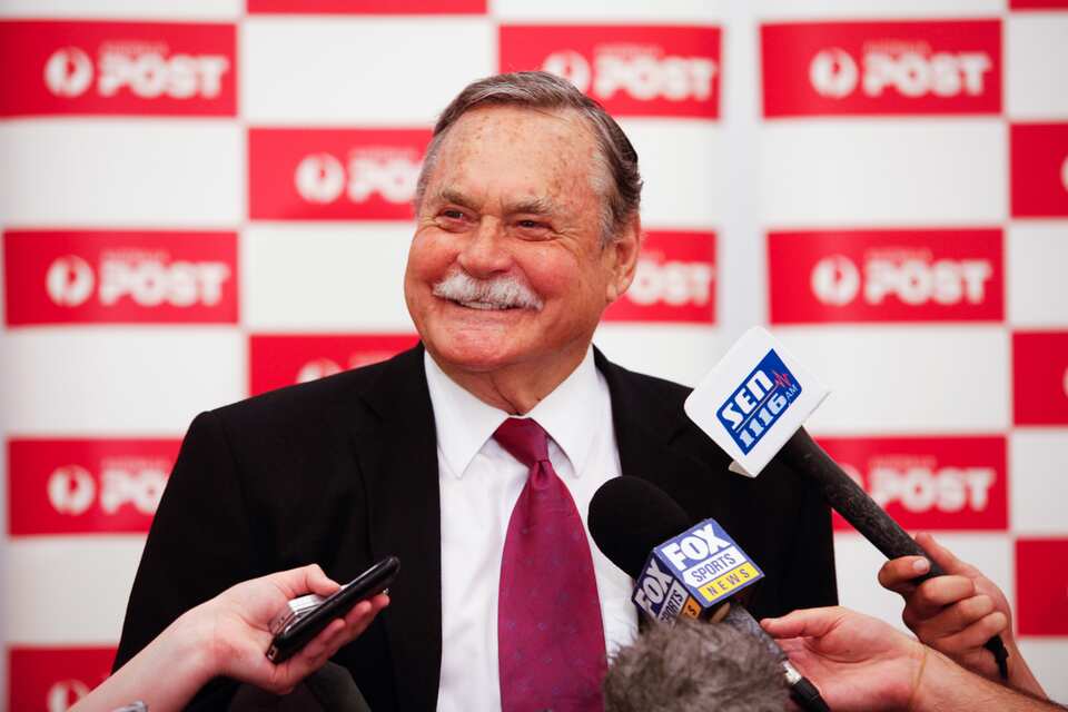 Ron Barassi: AFL great dies aged 87 | SBS News